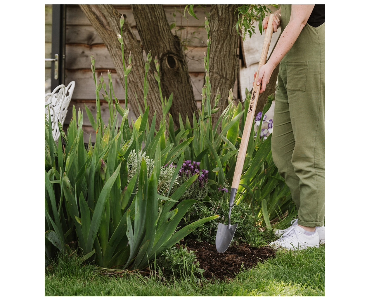 KENT & STOWE LONG HANDLED TROWEL FSC - Mains of Drums